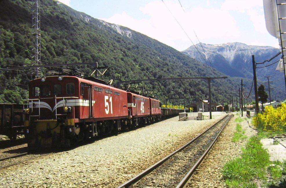 transpress nz: electric locomotives at Otira, 1986