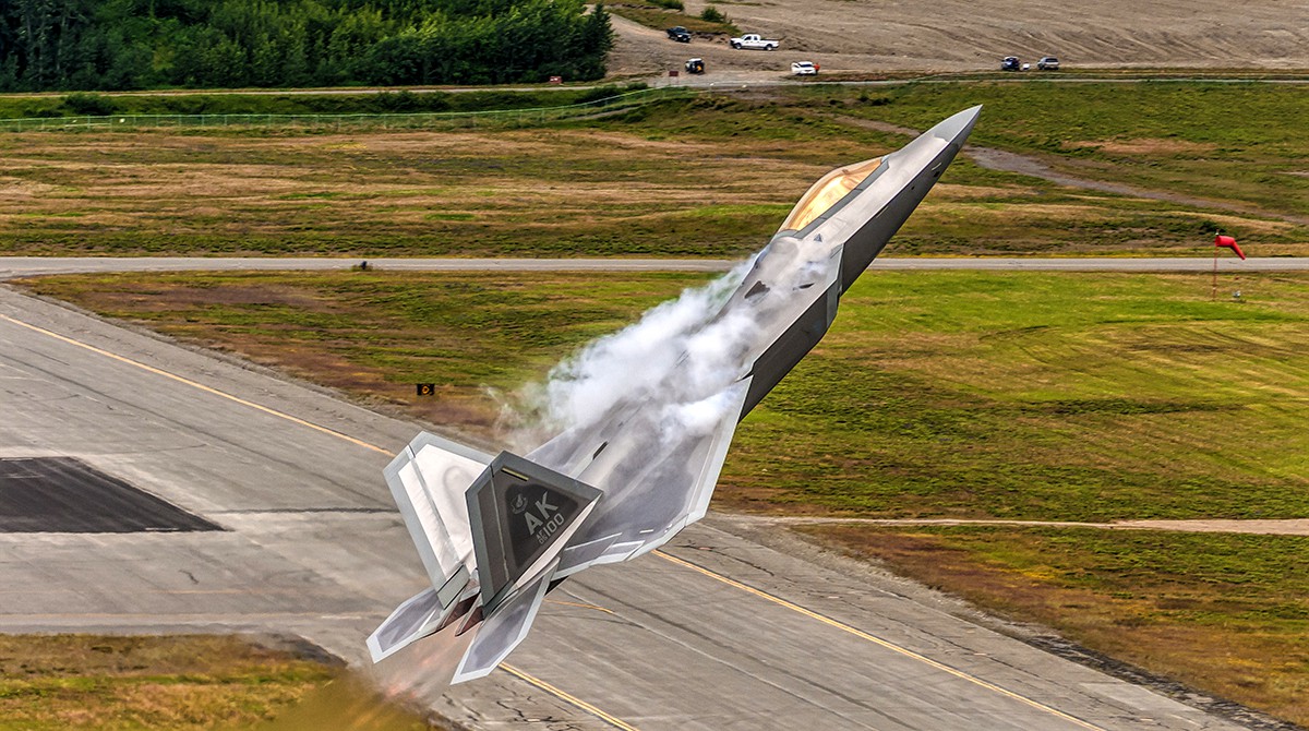 F-22 Cobra Maneuver at Low Level Altitude | Aircraft Wallpapers Galleries