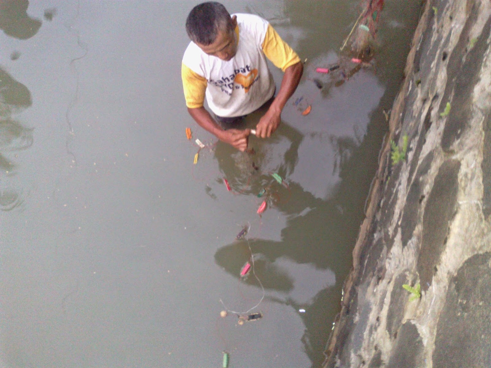 Menangkap Ikan Dengan Cara Menjaring