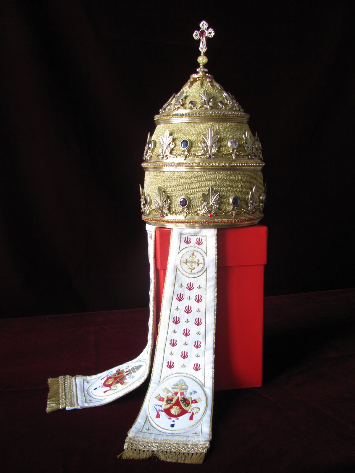 Pope Paul VI was the last pope who was crowned with papal tiara during ...