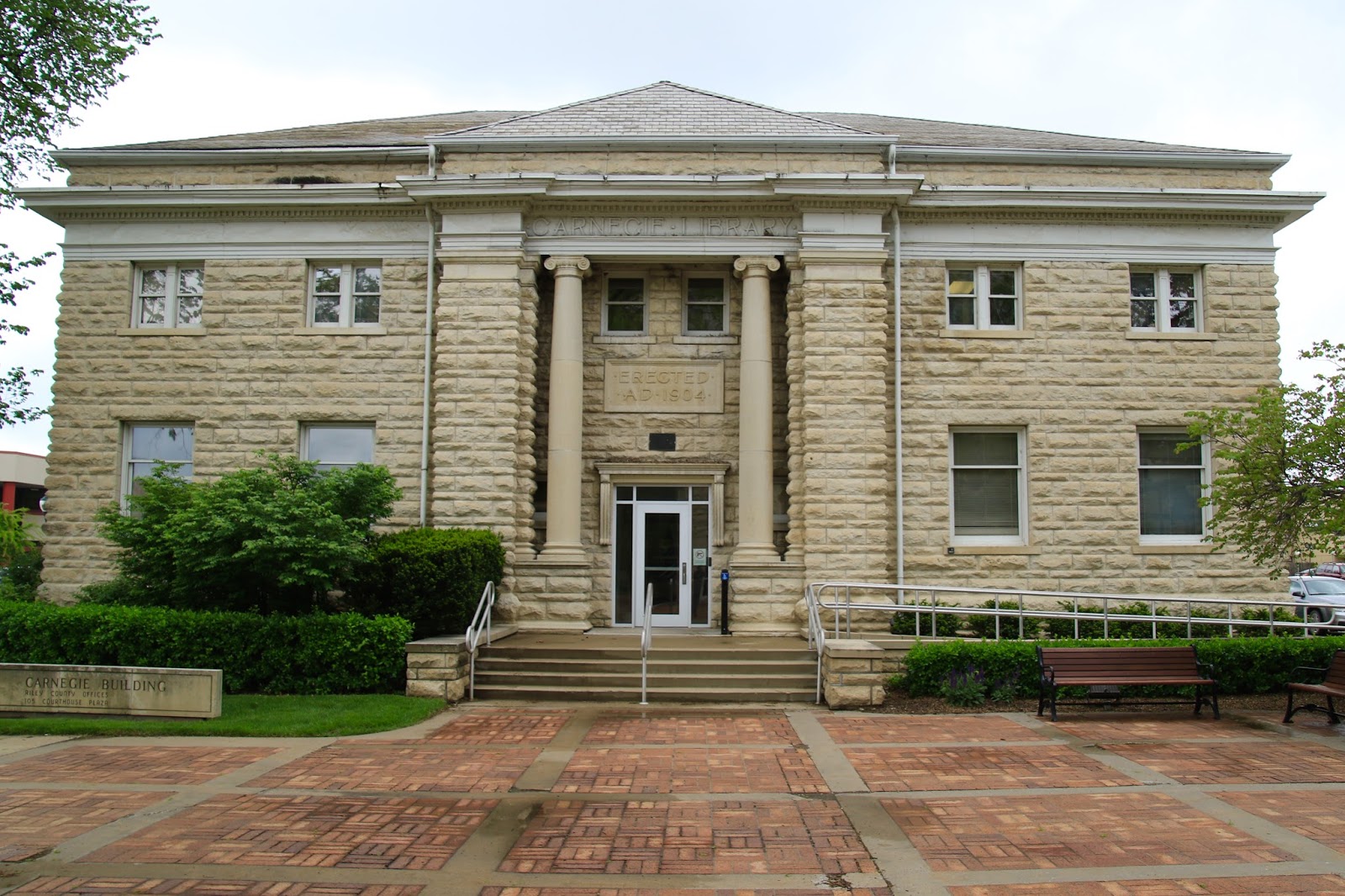 Travels with Twinkles: Manhattan (the little Apple) Kansas