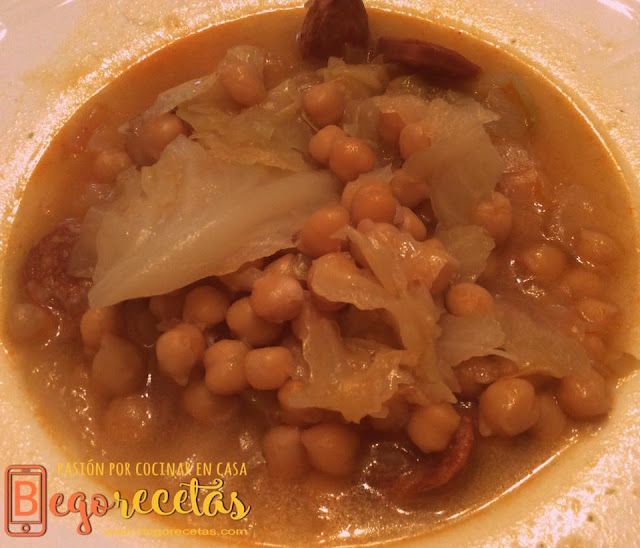 Repollo guisado con garbanzos y chorizo | BEGORECETAS