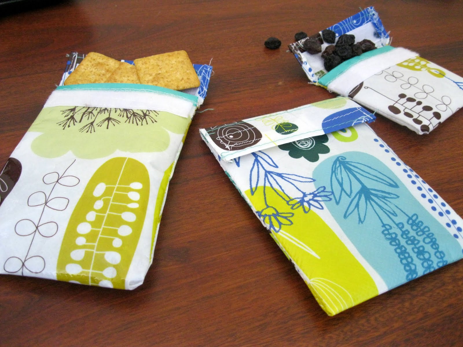 Reusable Snack Pouch Tutorial - Peek-a-Boo Pages - Patterns, Fabric & More!