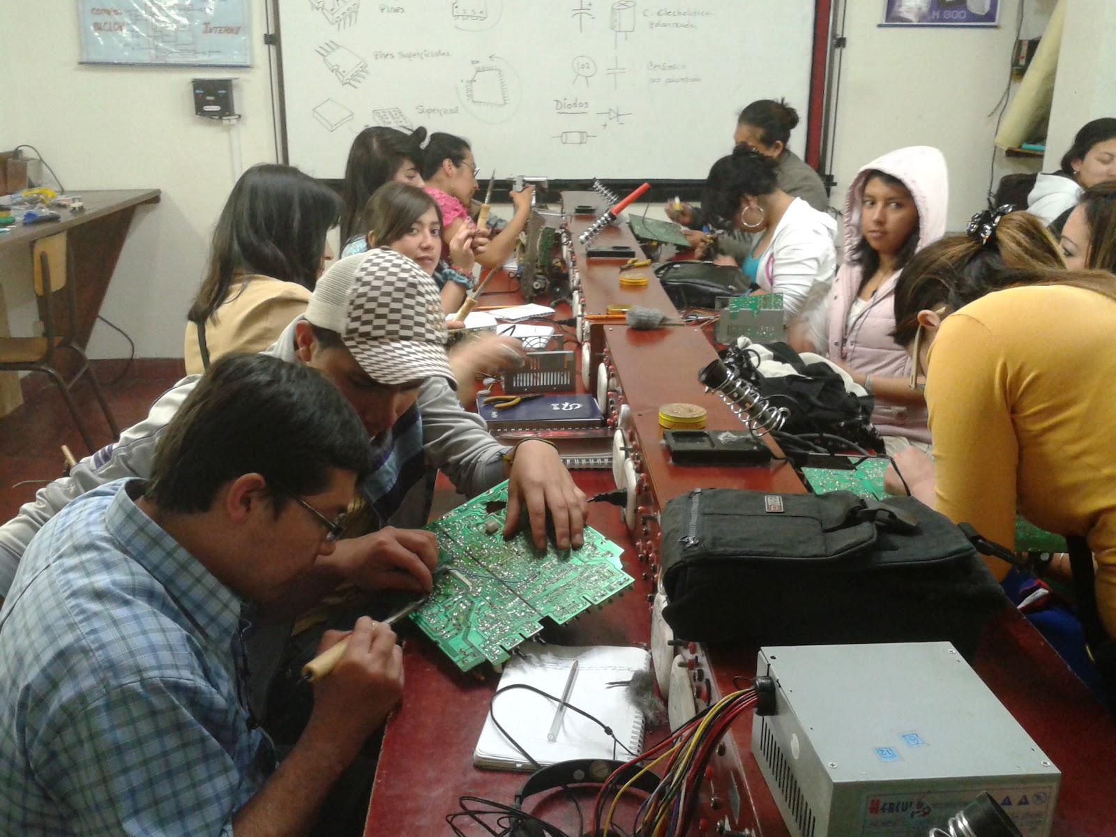 proyectos de electronica en general: Alumnos trabajando