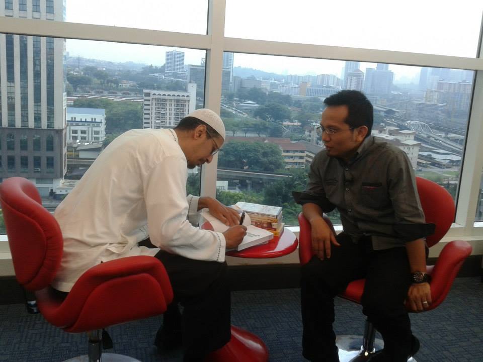 Bersyukurlah: Rakaman resensi buku bersama Sayed Munawar RTM 1