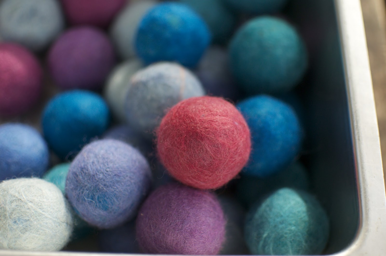 Cubit's Organic Living: DIY Felted Wool Balls for Busy Toddlers