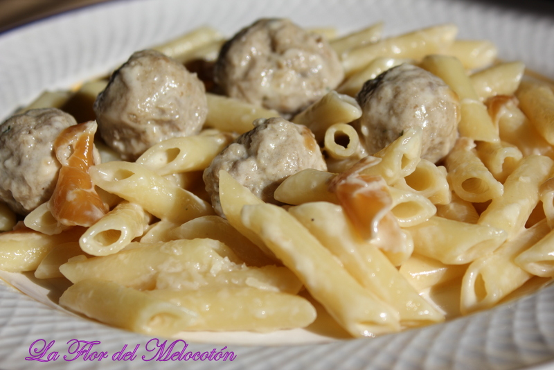 La Flor del Melocotón: MACARRONES CON ALBÓNDIGAS Y CEBOLLA CARAMELIZADA