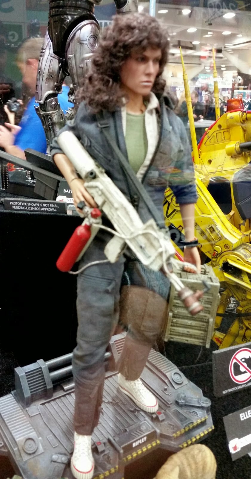 A R T I C U L A T E - M E: Hot Toys 1/6 Scale Ellen Ripley & Power Loader