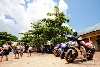 ក្រុមខ្មែរម៉ូតូស័្ពរ KSB បាននាំយកសម្ភារៈ សិក្សានិងថវិកា មួយចំនួនទៅចែក ជូនសិស្សសាលា បឋមសិក្សាតានៃ ...