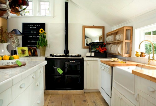 Content in a Cottage: Country Kitchens with AGA Cookers