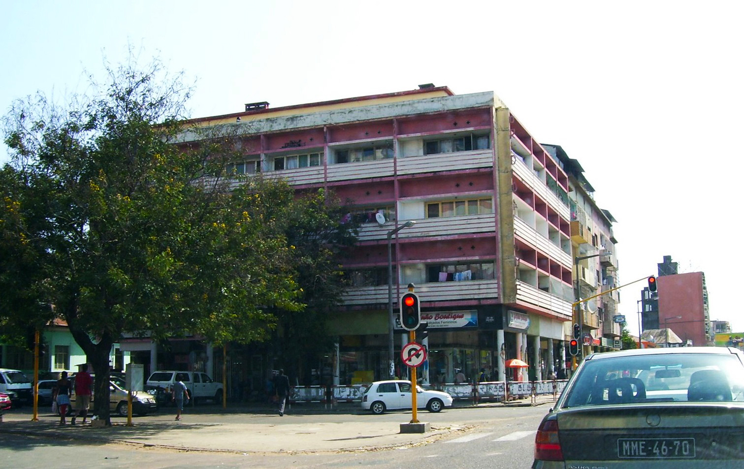 Prédios dos anos 50 - 60 no cruzamento principal do Alto Maé, cidade de ...