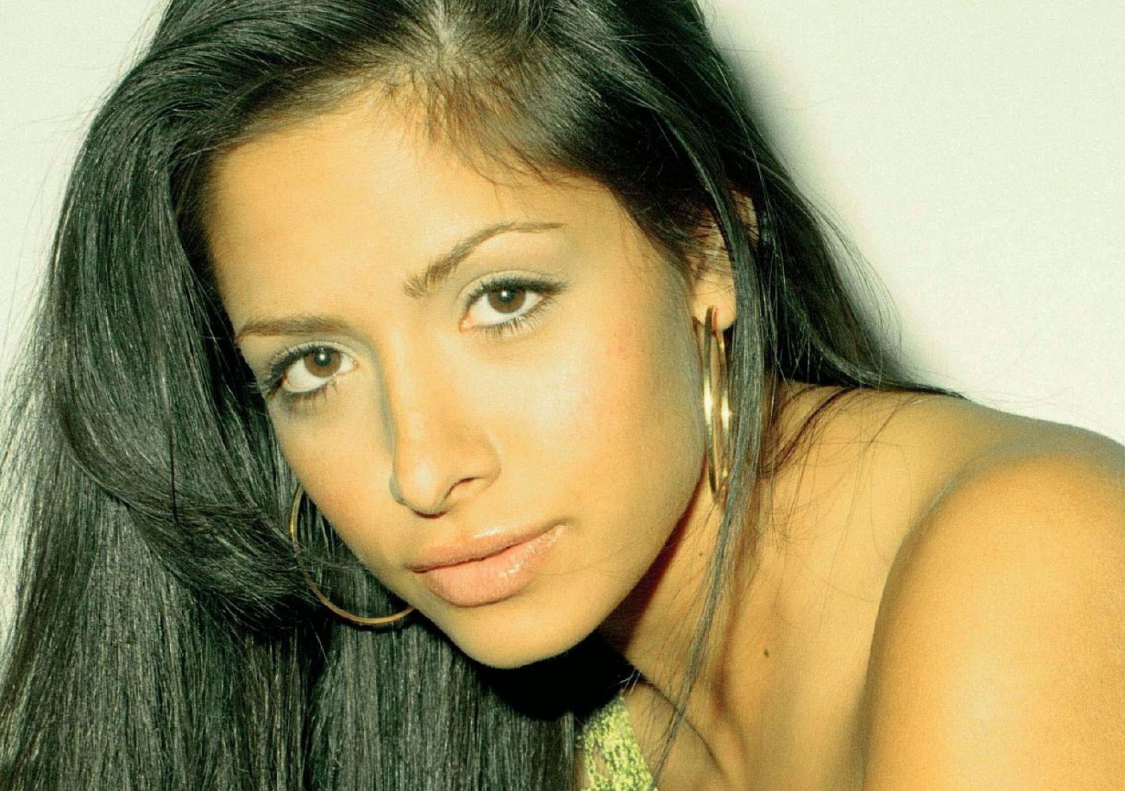 Sarah Shahi Wallpaper - HD Desktop Wallpapers