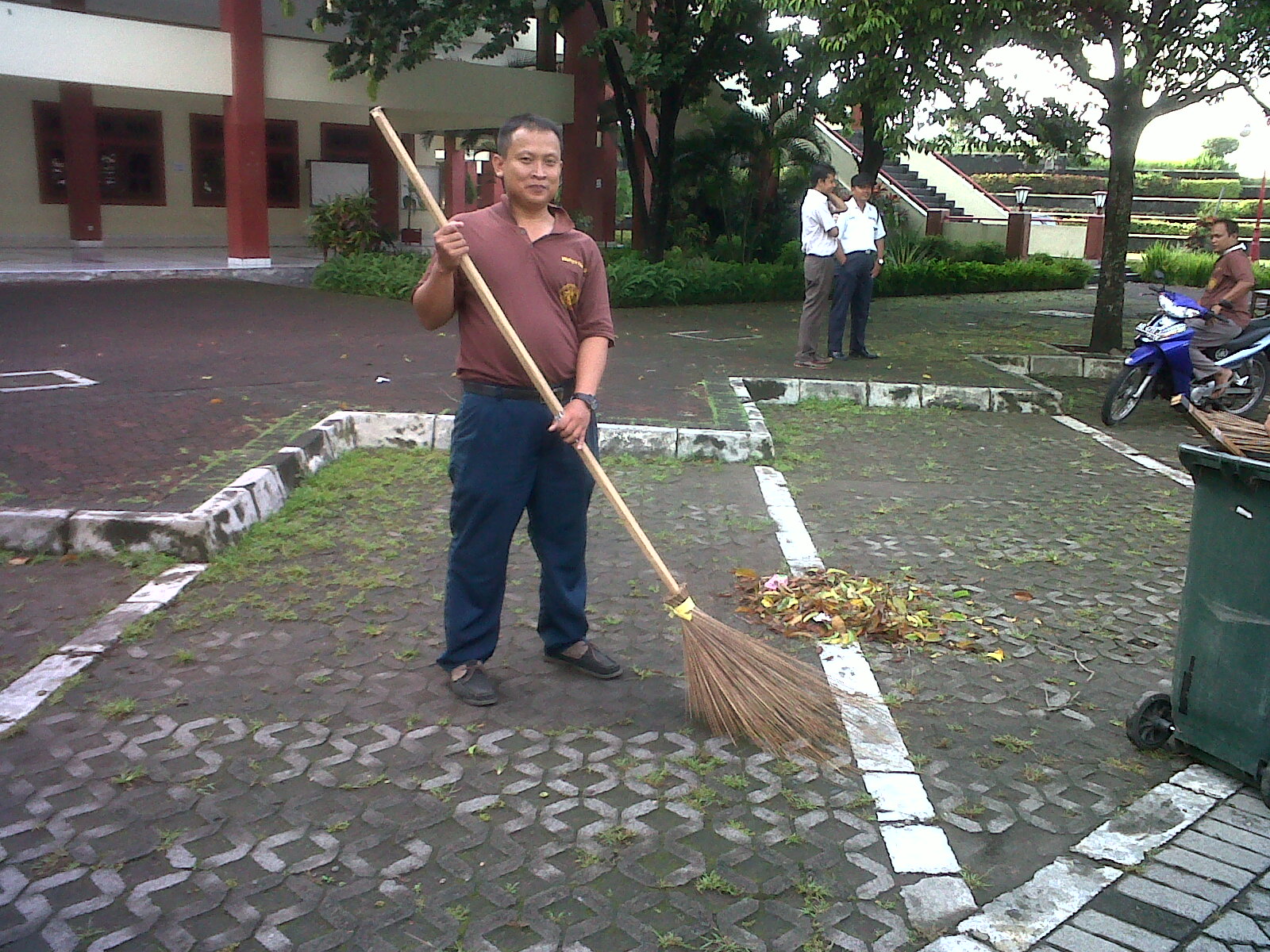 Sapu Lidi Ergonomis: Sapu Lidi Ergonomis