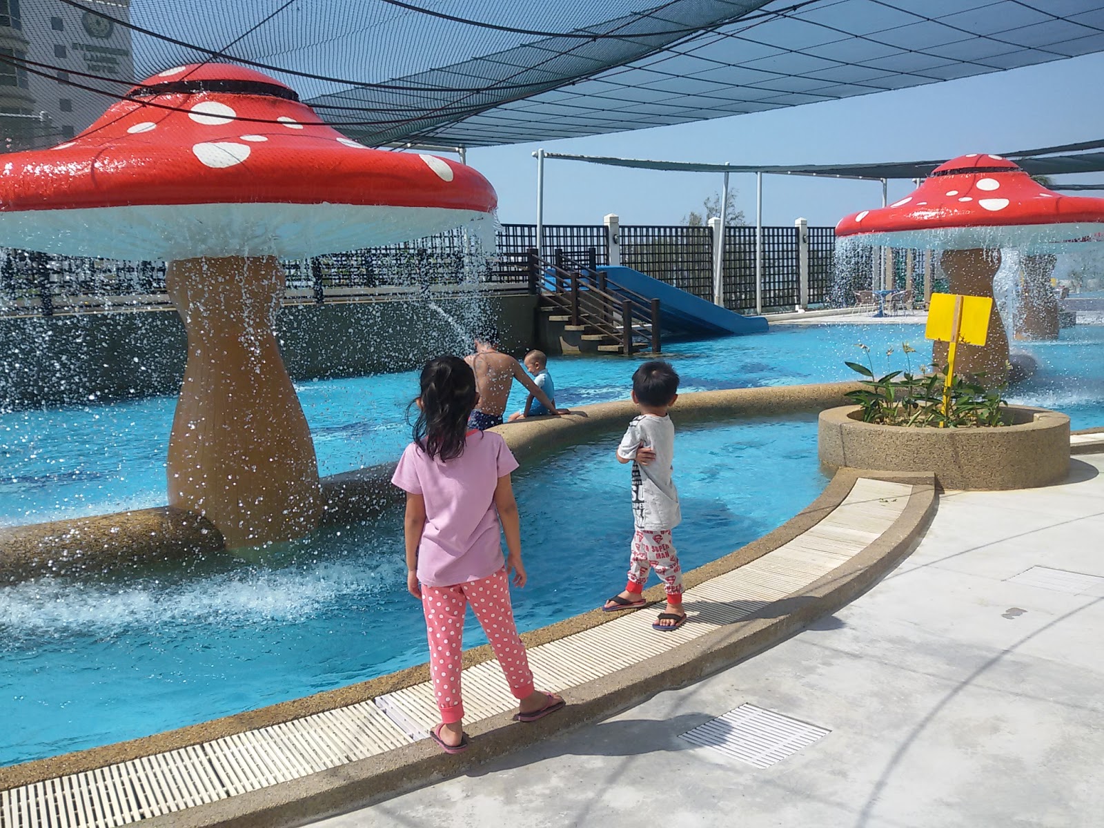 MANDI KOLAM DI THE GURNEY RESORT HOTEL & RESIDENCES , PENANG