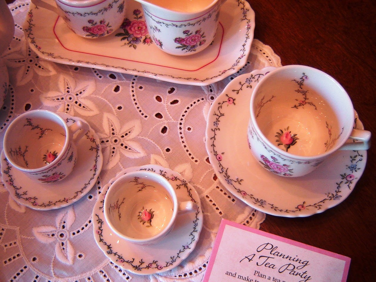 Living A Doll's Life : *REVIEW* Samantha's Tea Set