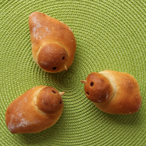 Cookistry: Birdie Bread - adorable buns shaped like little birds!