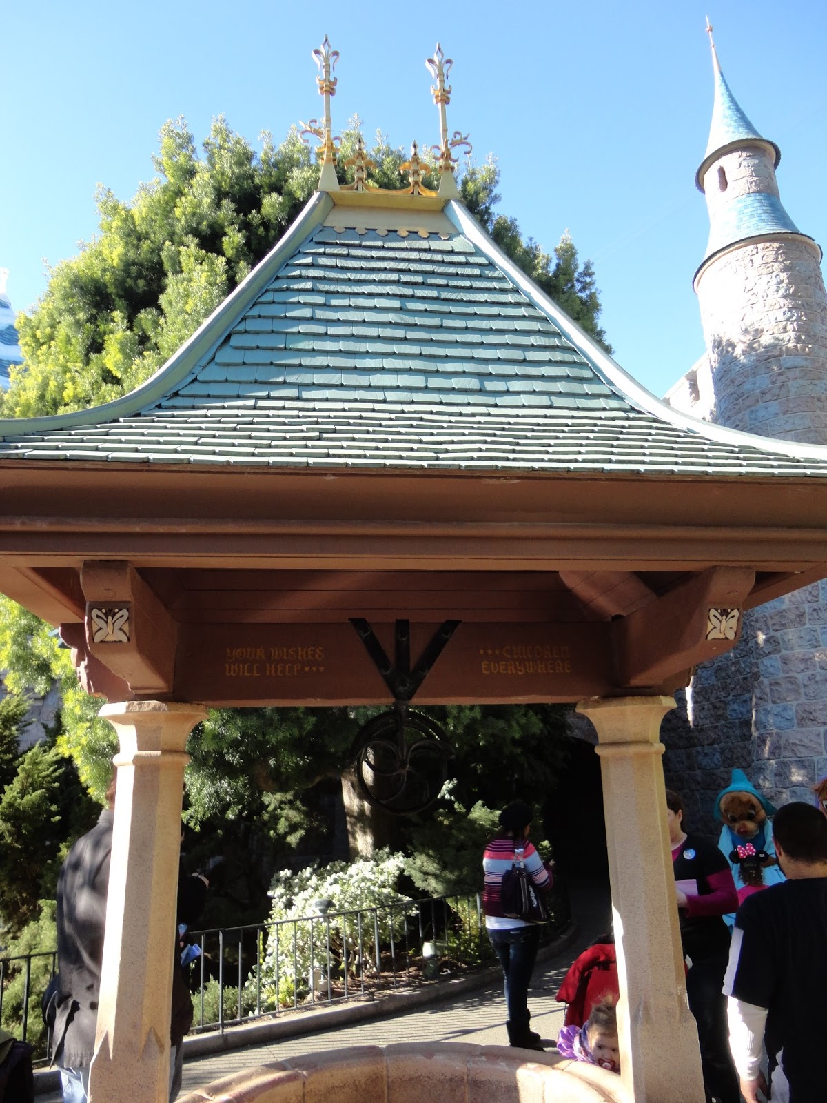 Disneyland: Disneyland Fantasyland Snow White Castle