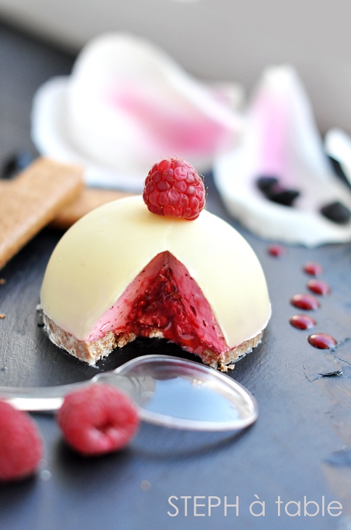 Dôme chocolat blanc mousse de framboises & cœur coulant. - Stephatable