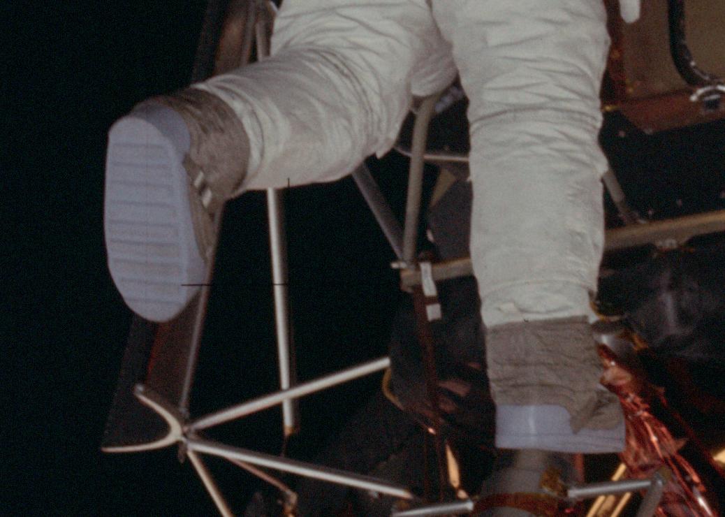 MOON HOAX: DEBUNKED!: 7.18 Why don’t the boot prints on the Moon match ...