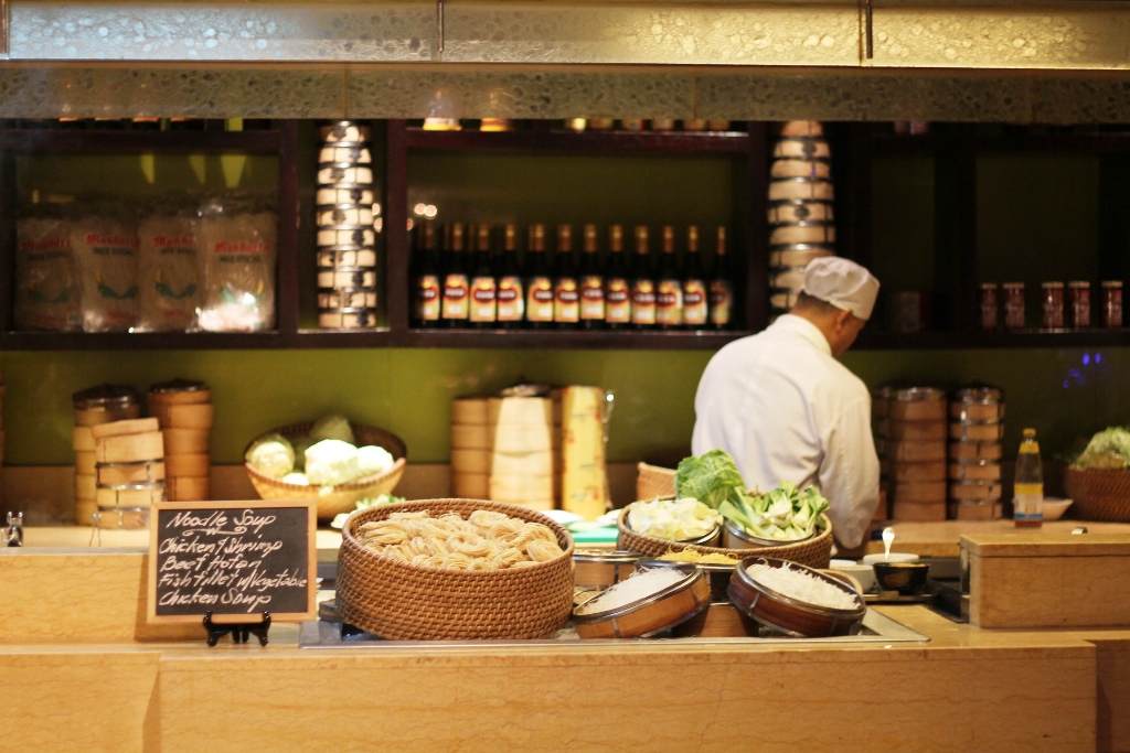 Anagon: New World Makati Cafe 1228: Half Price for Full Buffet!