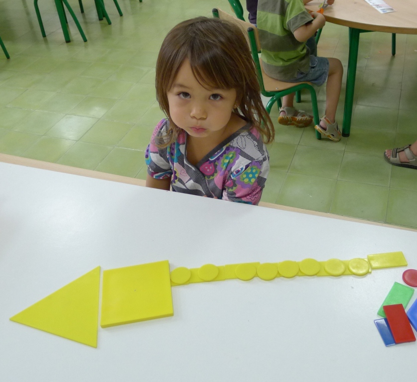 En Moyenne Section A...: Manipulation des formes géométriques