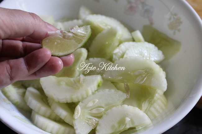 Kerabu Timun Dengan Daun Kemangi - Azie Kitchen