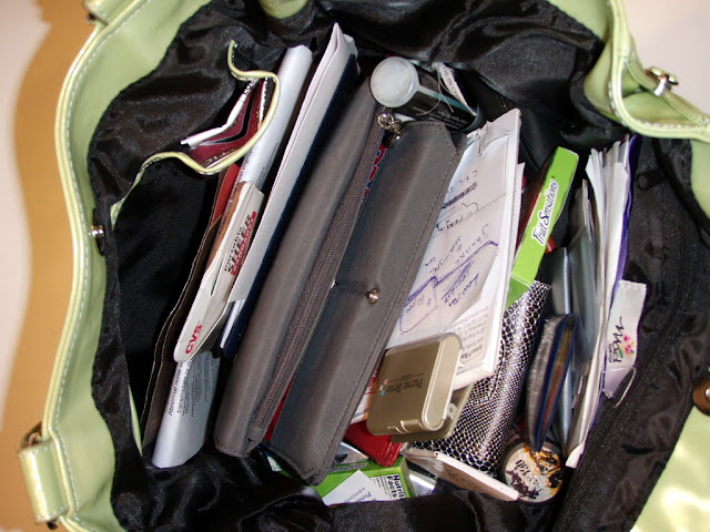 QUAN.COM: Why your handbags gets messy so quickly?