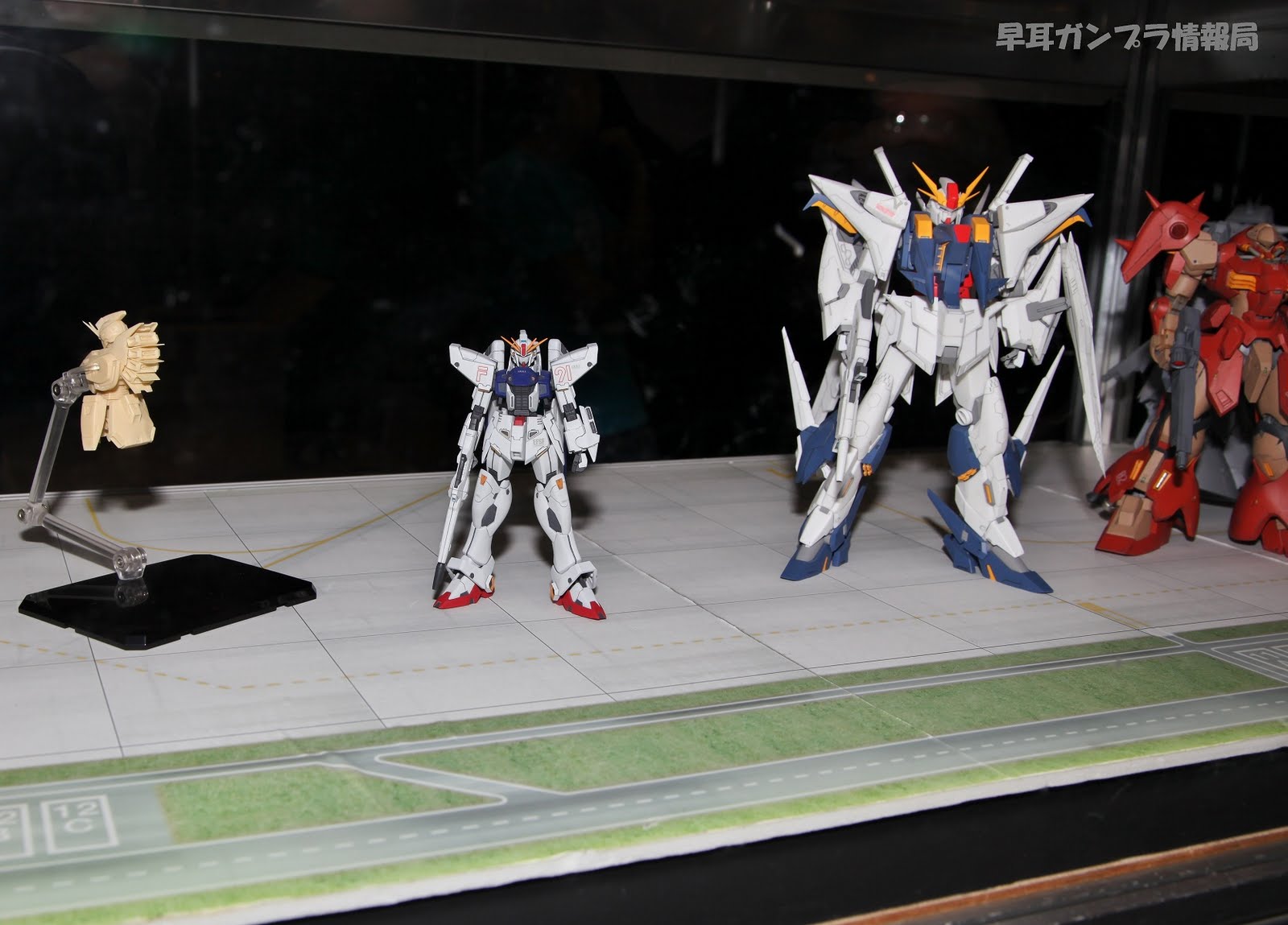 GUNDAM GUY: studio RECKLESS Gunpla Display - C3 x Hobby 2011 Large Images