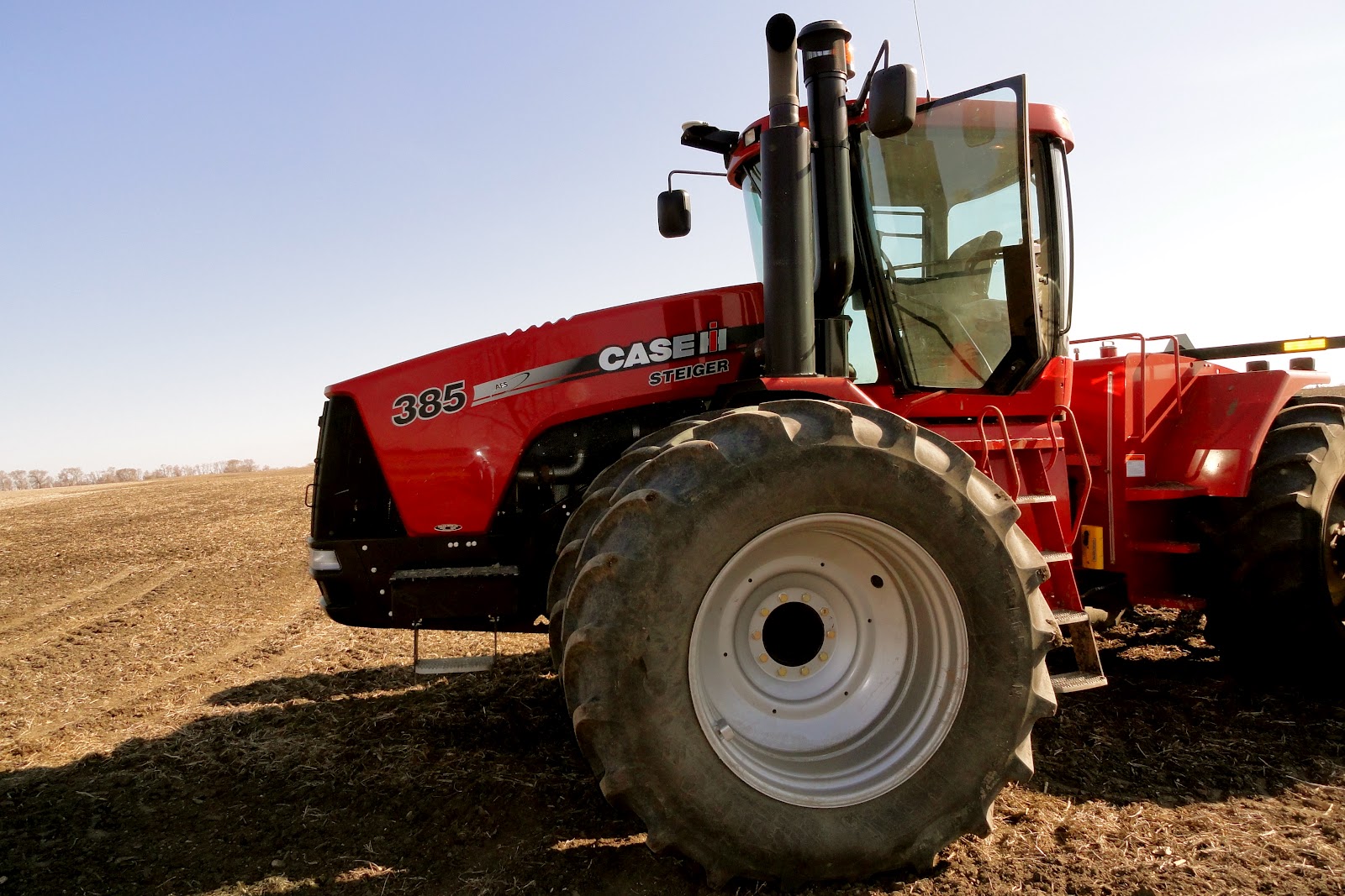 Case IH Steiger 385 Tractor Arrives in GriggsDakota – Farmer Bloggers