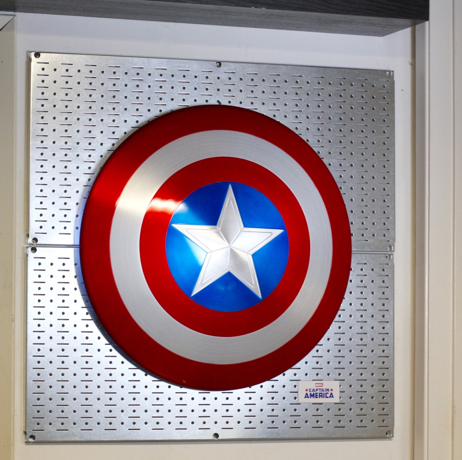 GEEK DIY BAM!: MARVEL CAPTAIN AMERICA 1:1 REPLICA SHIELD WALL DISPLAY ...