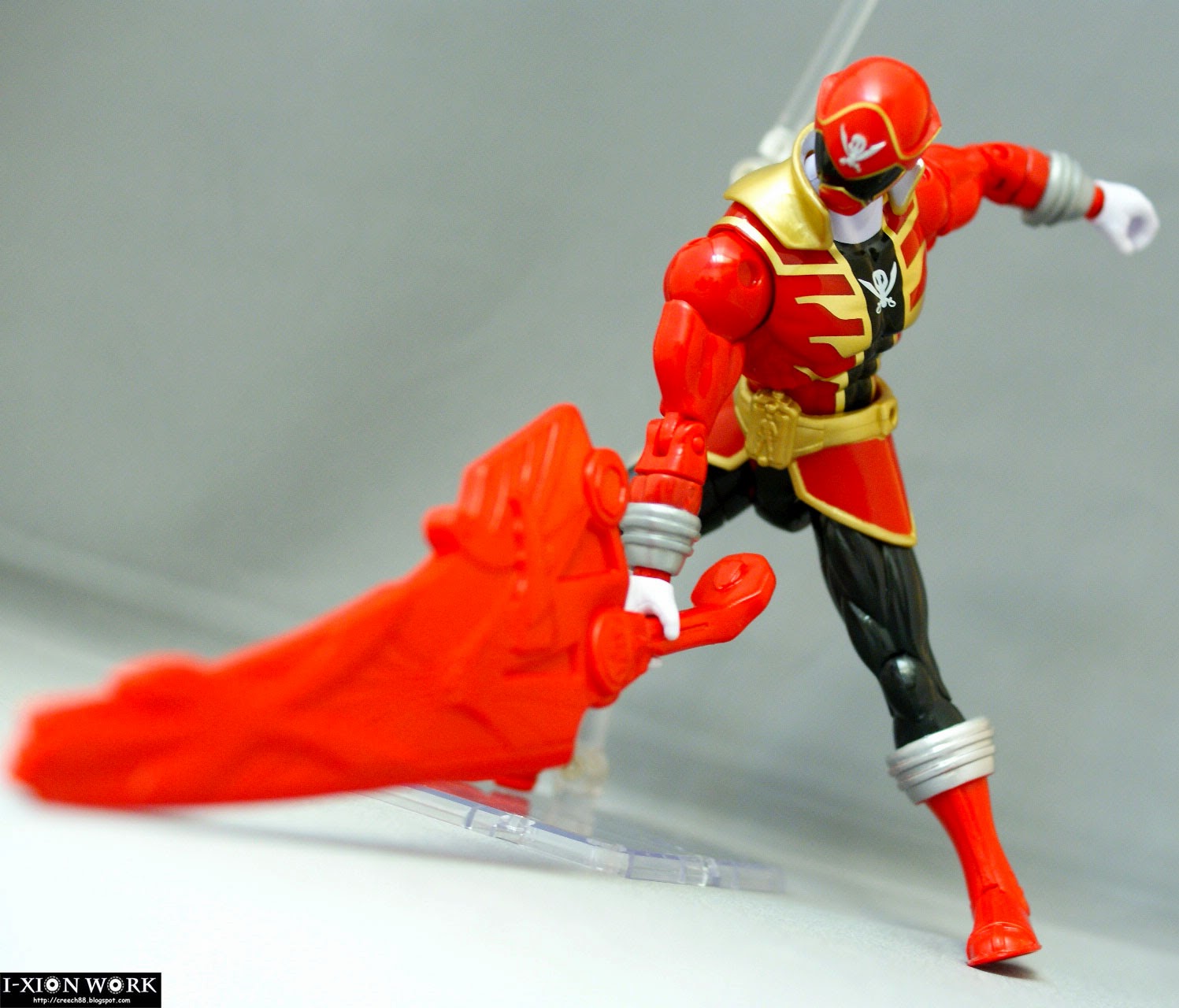 一眼看穿: Power Rangers Super Megaforce - Armored Super Mega Red