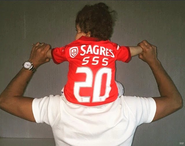 Simão Sabrosa: Simão Sabrosa celebra a conquista do bicampeonato