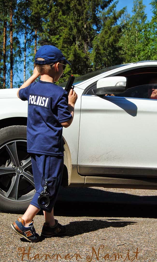 Hanna Mi: Poliisi, minne sinä meet? (Rooliasu pojalle)