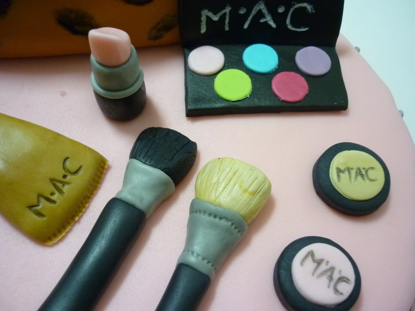 IdeiasDocinhas: Bolo Maquilhagem MAC