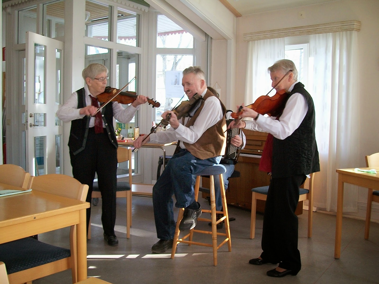wendelainorberg: Märta, Börje och Ingrid från Norberg spelar polskor på ...