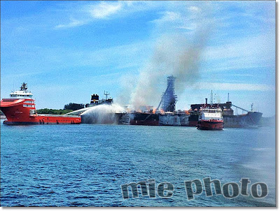Gambar Kebakaran Kapal MT Bunga Alpinia Di Labuan | mie