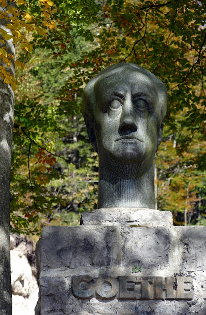 Munich and Company: Un monument à Goethe surplombe le Walchensee sur la ...