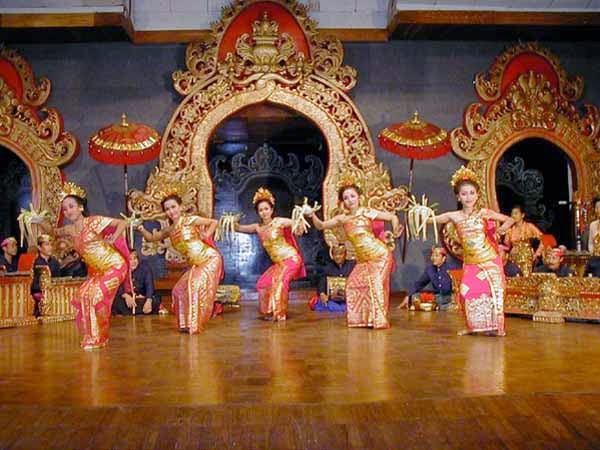 Bali Indonesia Holiday Travels: Traditional Balinese Pendet Dance