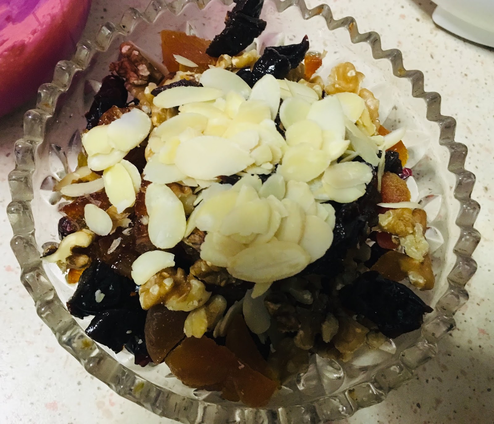 CHEC CU FRUCTE CONFIATE ȘI AMESTEC DE NUCI