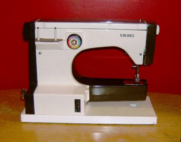 Vintage Sewing Machines: Viking 64 40