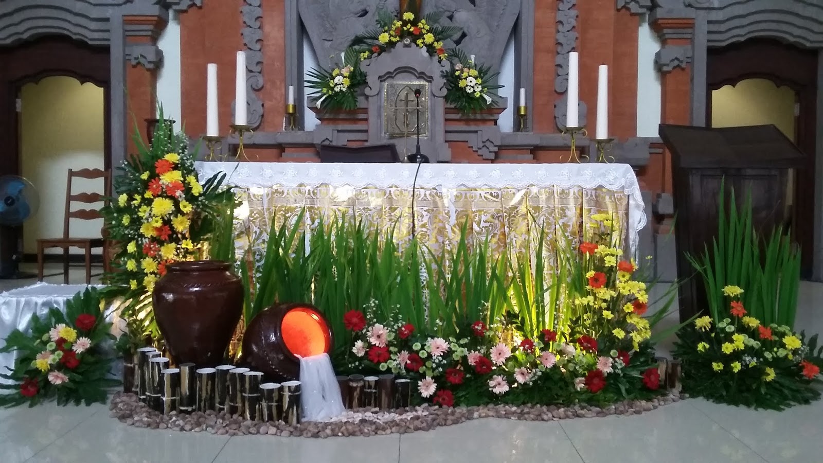 fredy: Rangkaian bunga altar Gereja Stasi Emmanuel Muncar
