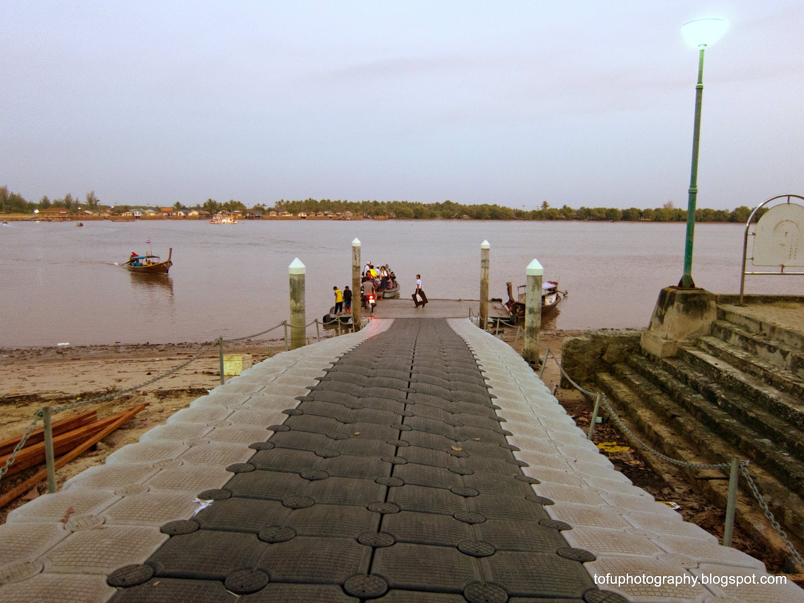Tofu Photography: River jetty