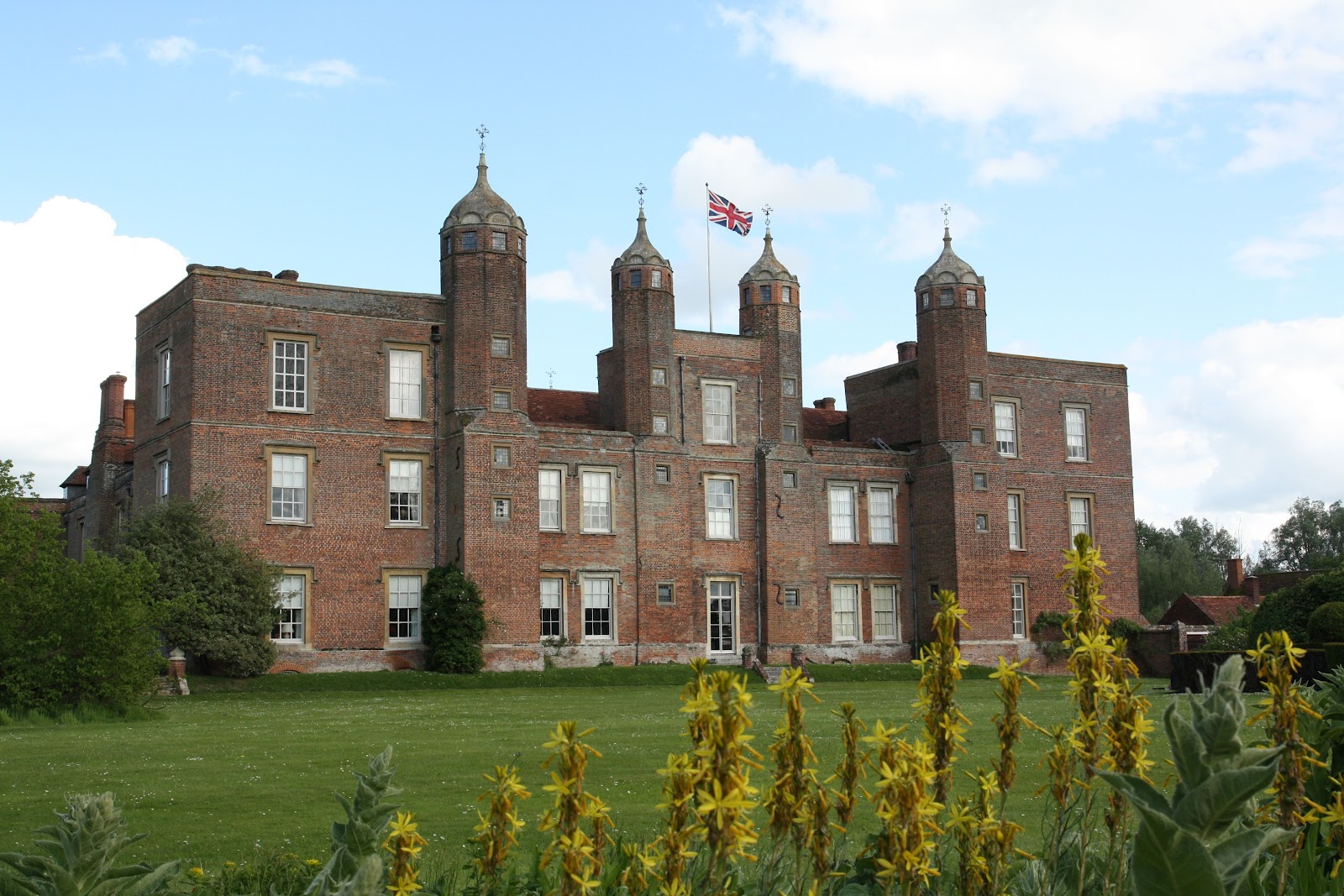 Orwell View: Jubilee Sunshine at Melford Hall