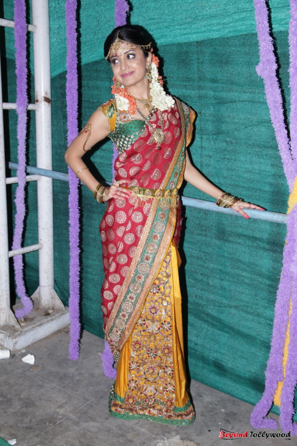 tollyimg: Poonam Kaur In Saree Stills at Aadu Magaadra Bujji Logo Launch