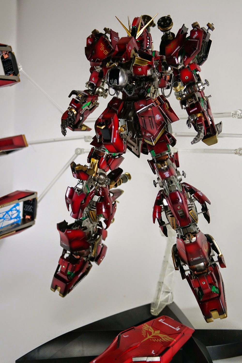 Gundam Family: MG 1/100 Nu Gundam 'Neo Zeon Colors' Open Hatch Custom Build