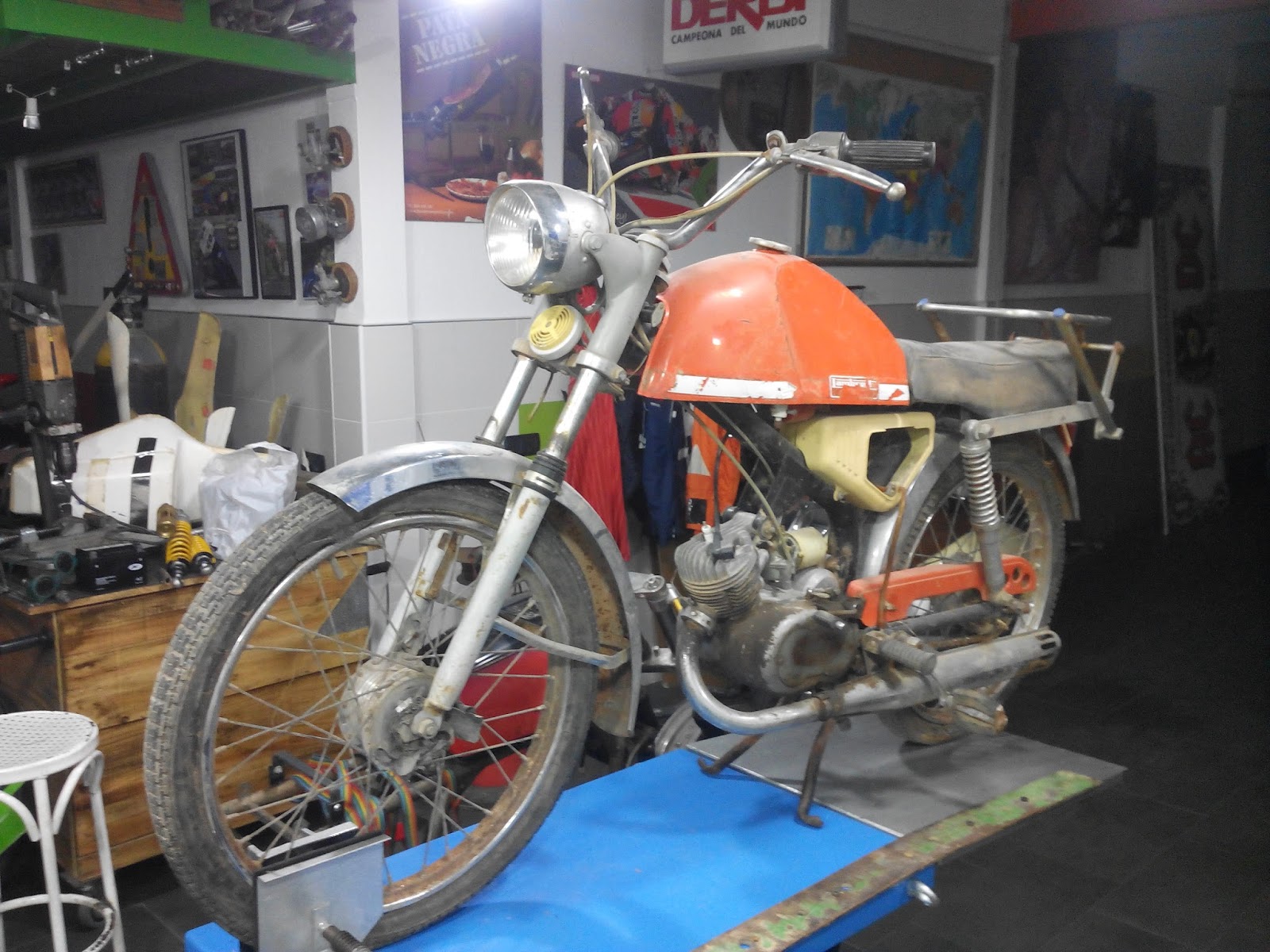 .: Lambretta moped racing I