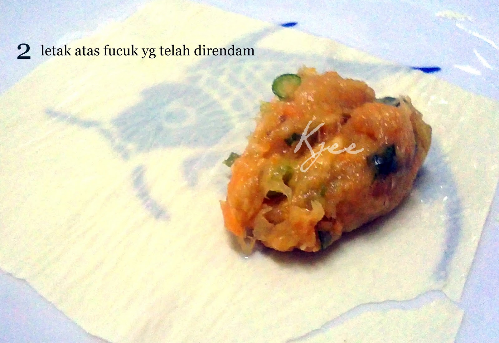 2. Potong fucuk 4"x4" pelan2 takut ia koyak. Letak atas pinggan. Ambil ...