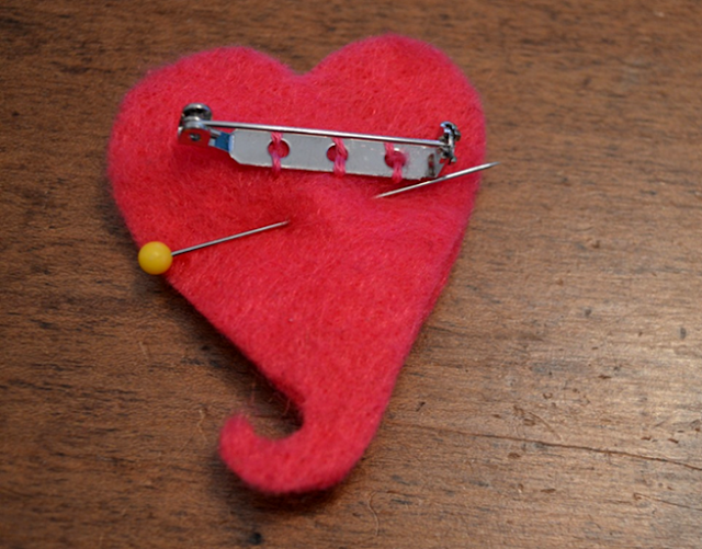 Art Threads: Beaded Valentine Pin