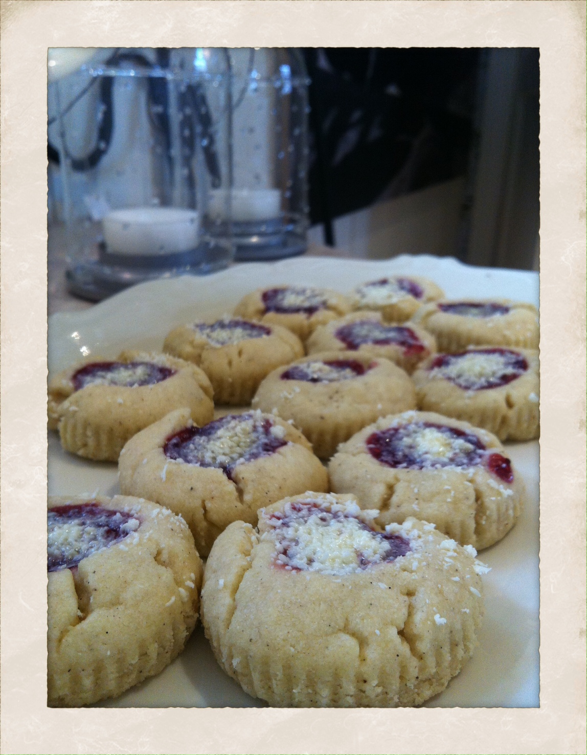 Malin's Diner: HALLONGROTTOR MED VIT CHOKLAD