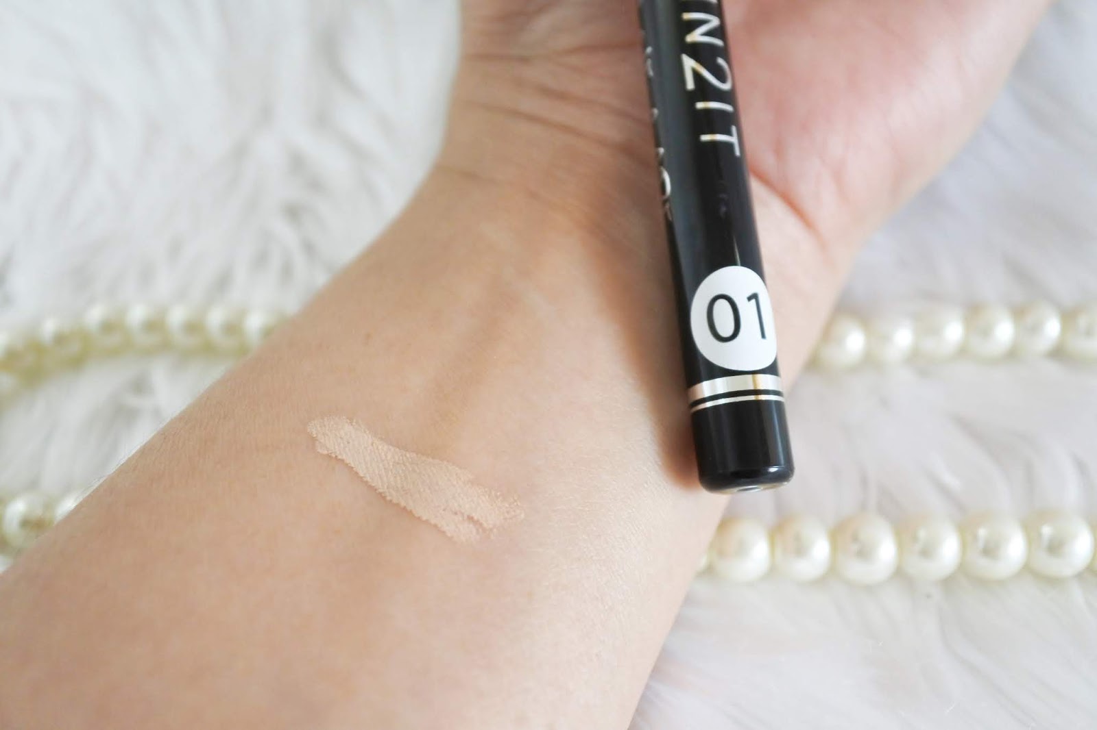 IN2IT Acne Care & Concealer Stick ราคาเบา ๆ แต่ปกปิดได้เนียนเป๊ะ - SARA ...